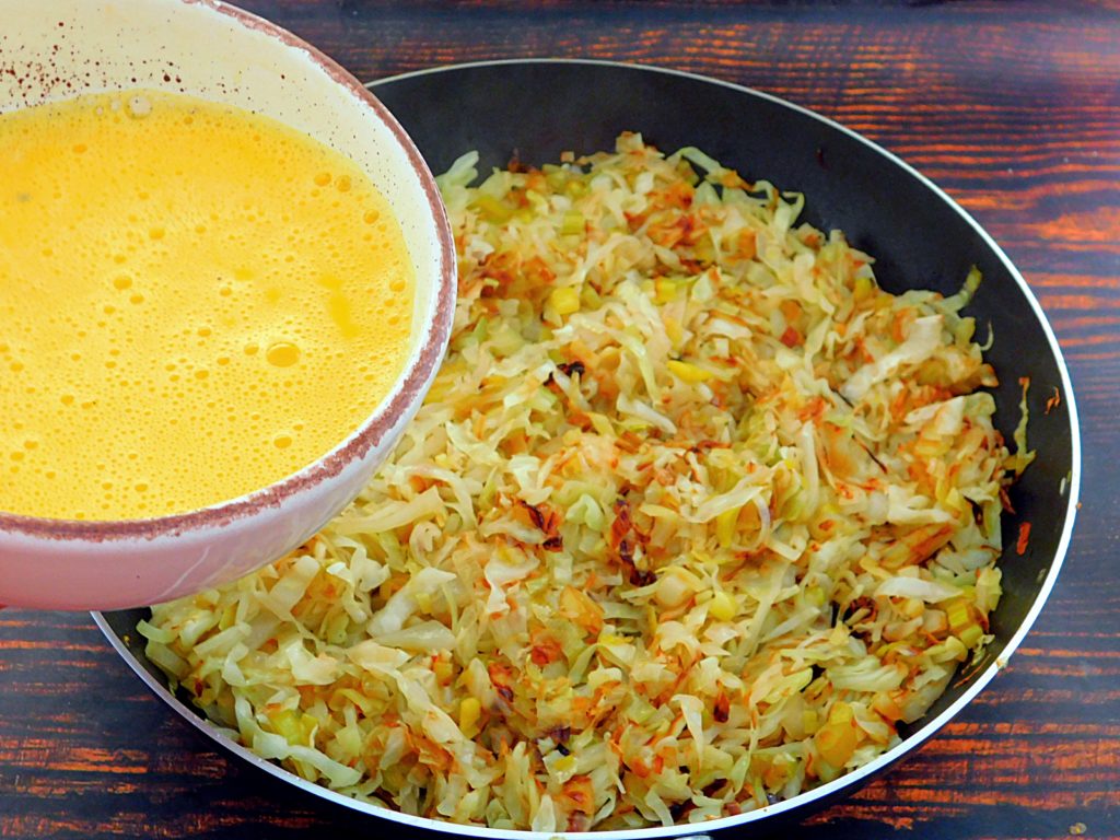 Cabbage omelette: quick low-calorie recipe